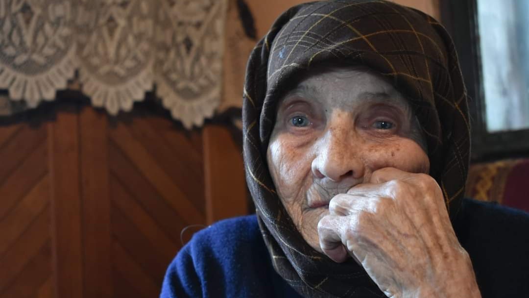 Lacrimi și flori. Bunicuța Silvia Coman, cea mai longevivă localnică ...
