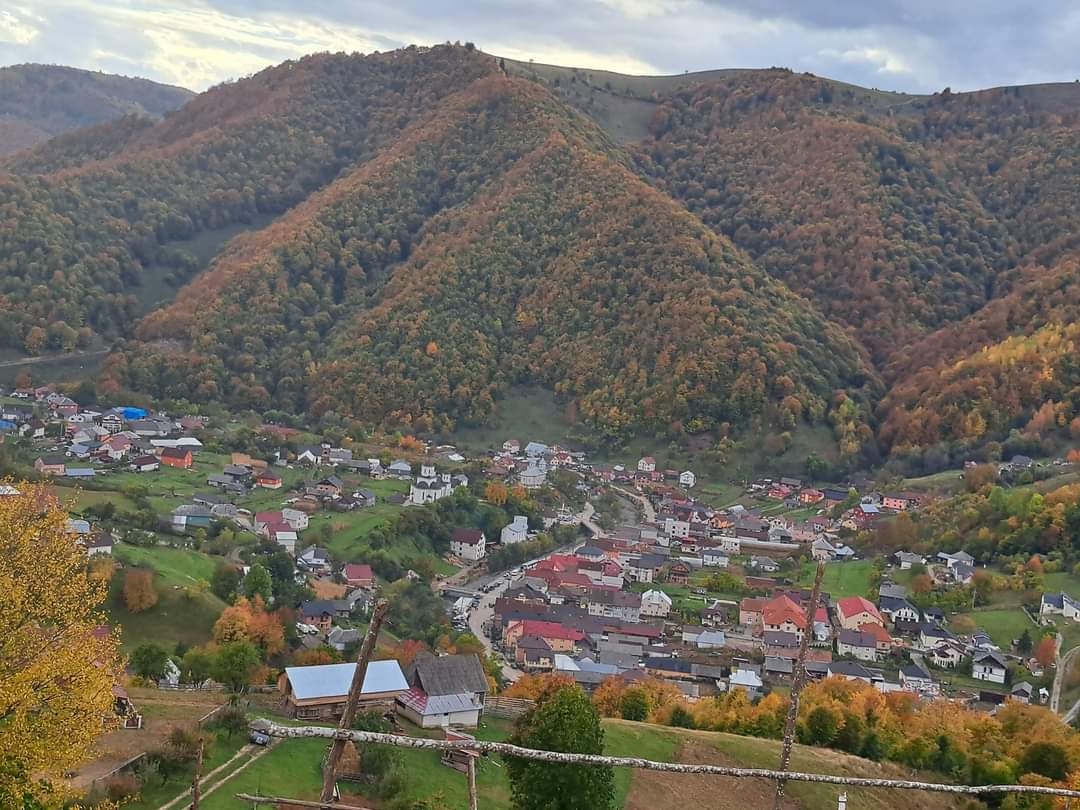 Frumusețe, peisaje superbe și culori de toamnă, pe dealurile comunei ...
