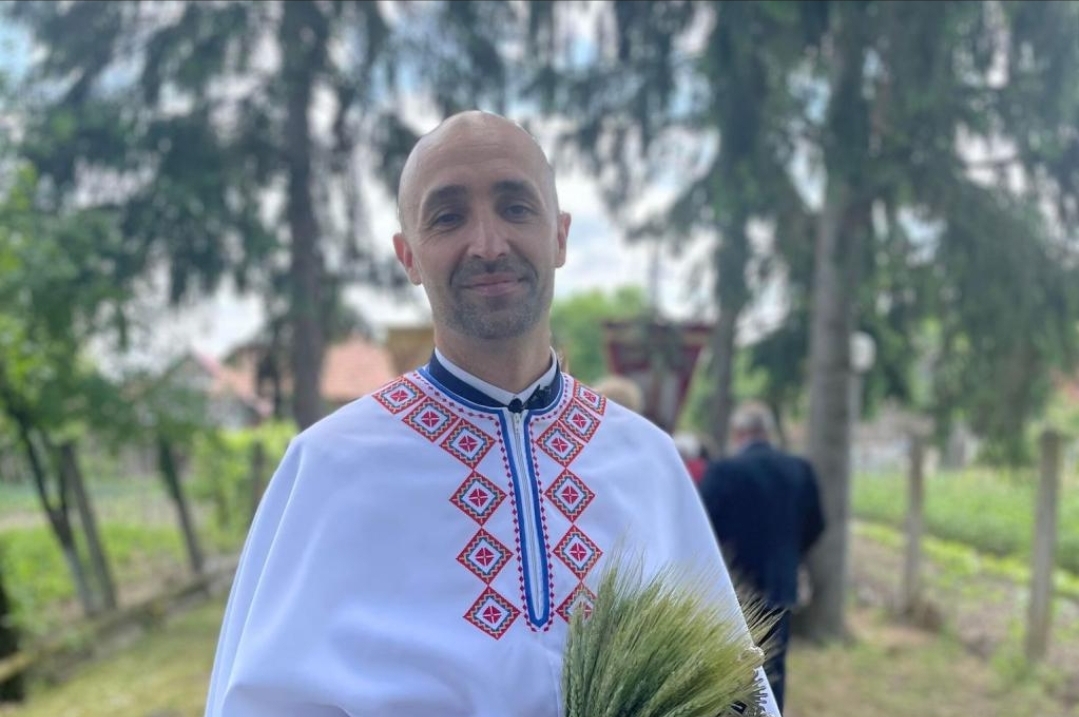 La mulţi şi fericiţi ani, preot paroh Ovidiu Toma de la Arcalia! - StiriBN